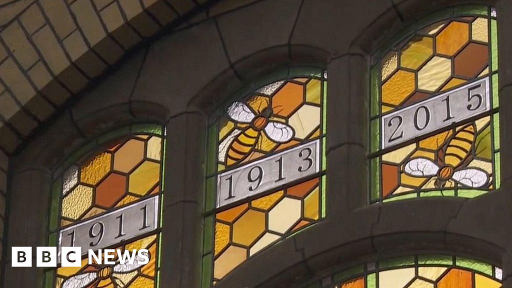 Edwardian swimming baths fully restored in Manchester - BBC News
