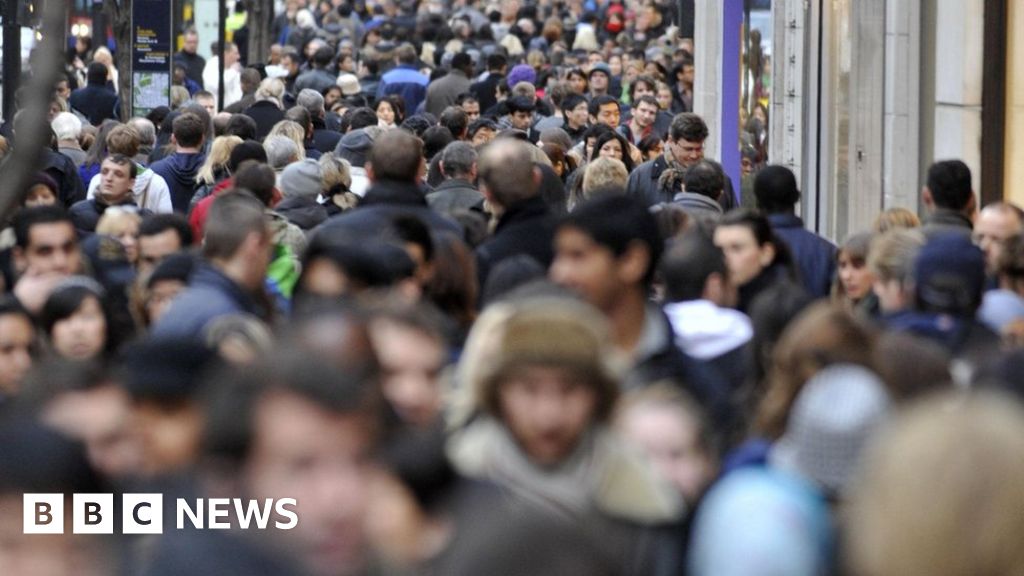 UK population 'to top 70 million in 12 years' - BBC News