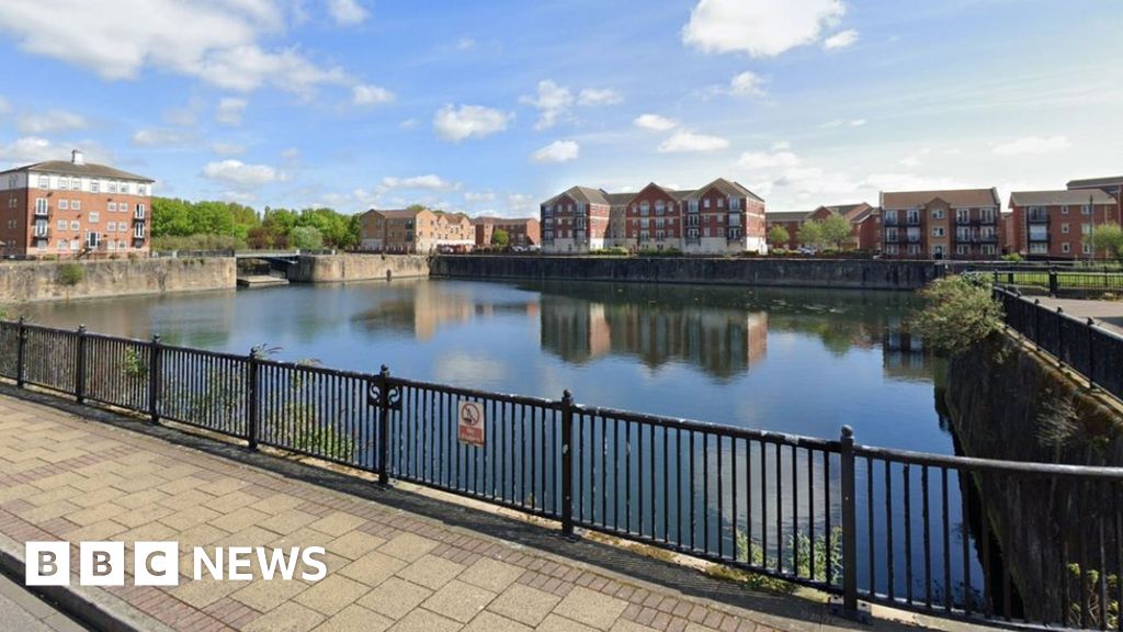 New fountain in Hull to spurt 40ft into the air - BBC News