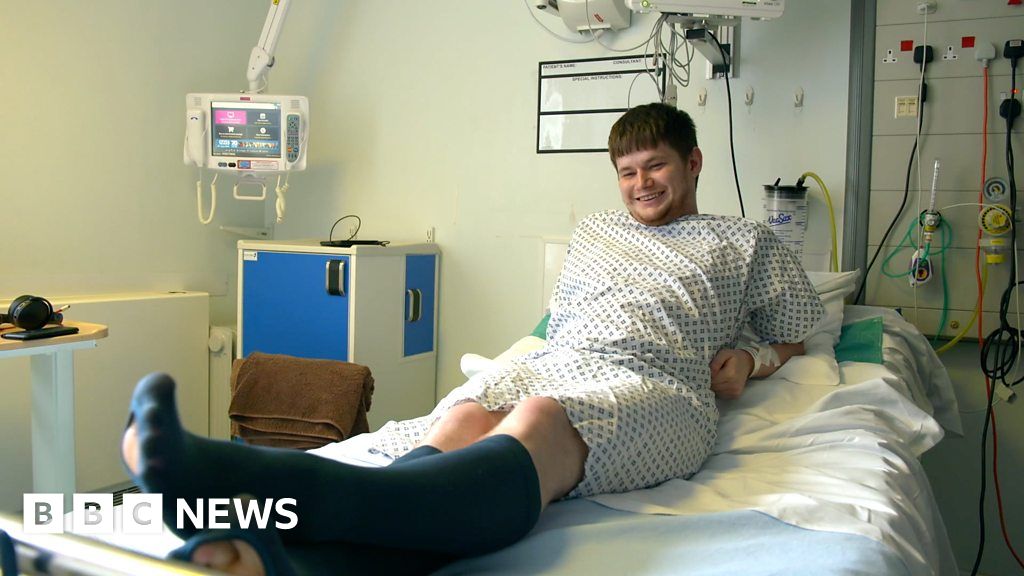 Kidney donor explains decision to give to a stranger - BBC News