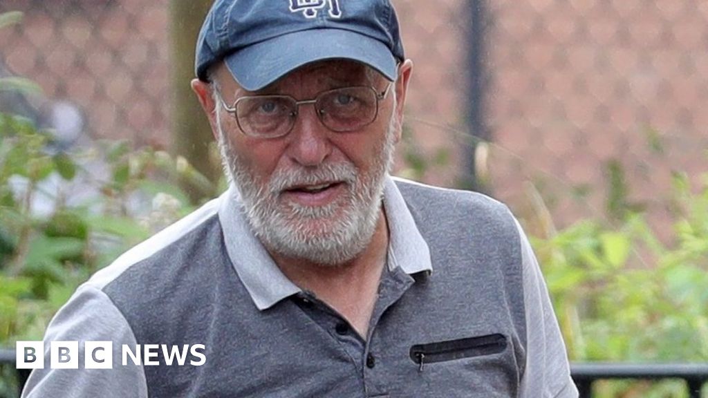 Bob Higgins trial: Southampton FC 'warned about abuse claims' - BBC News