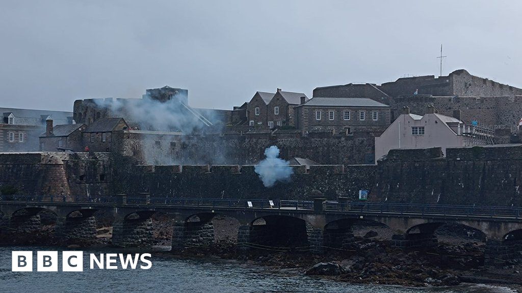 Thirteen gun salute for Guernsey military hero Sir Isaac Brock - BBC News