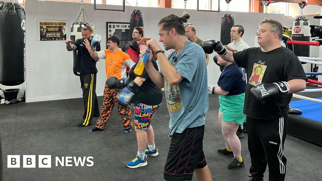 Waterlooville Boxing Club has class for people with disabilities - BBC News