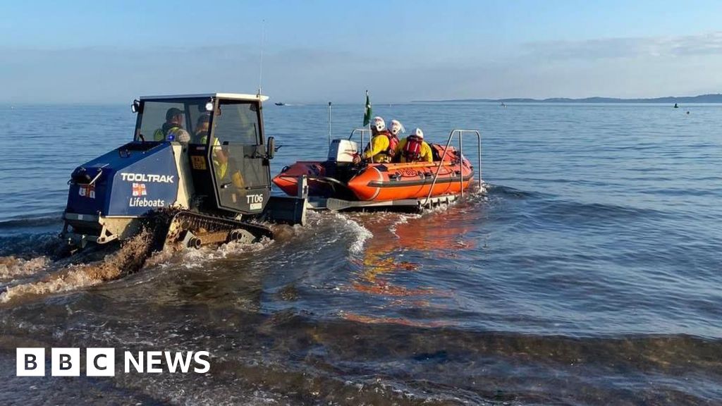 Swimmers rescued after tide takes them out to sea off Exmouth Swimmers rescued after tide takes them out to sea off Exmouth