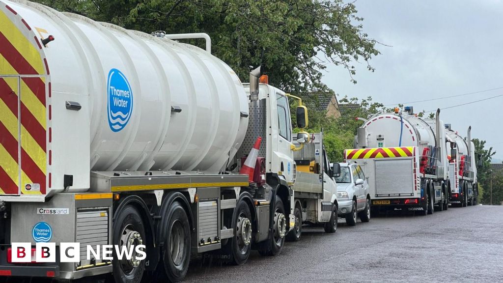 Swindon water supplies returning after burst pipe closes schools - BBC News