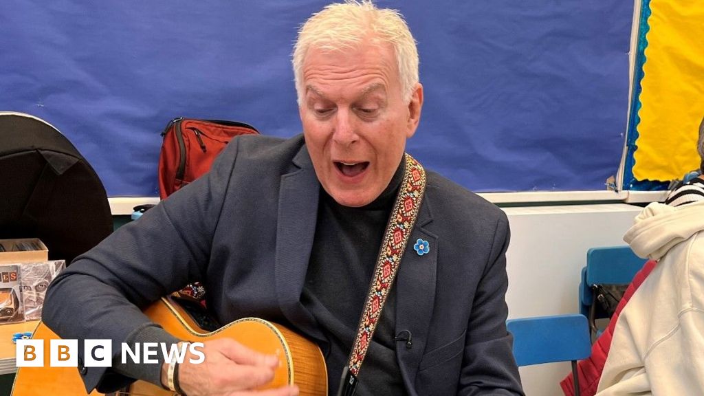 Former West End star writes play about dementia - BBC News