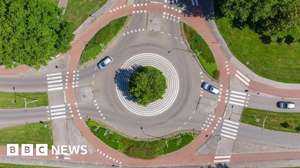 Woodbridge: Funding secured for Dutch-style cycle networks - BBC News