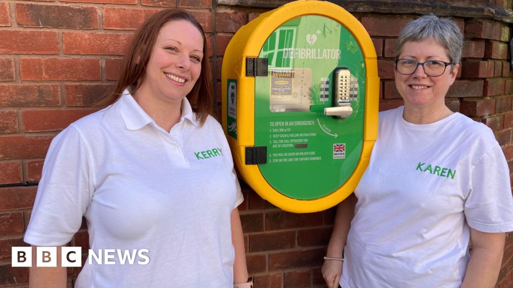 Evesham: Paramedic campaigns to install defibs on people’s homes - BBC News