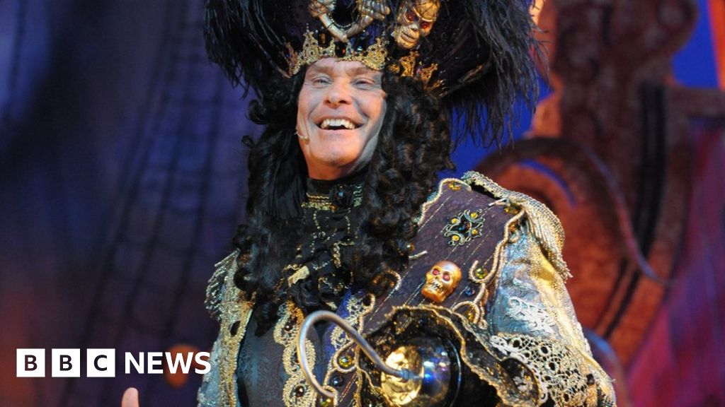 'It's behind you': Nottingham pantomime photos over 100 years - BBC News