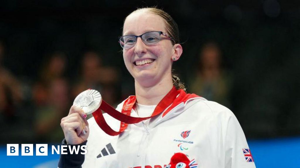 Paralympian hopes to inspire youngsters with medal - BBC News