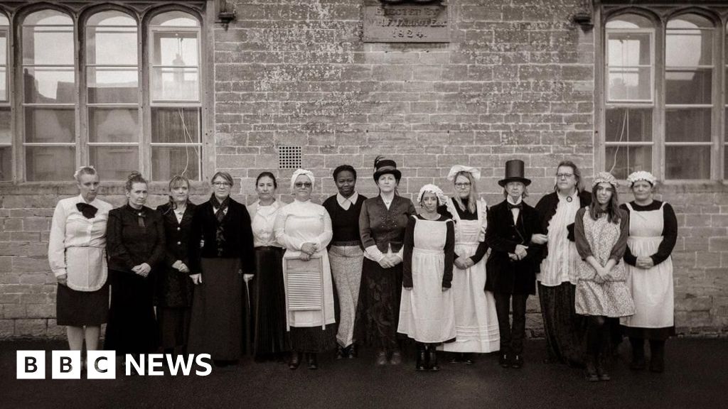 Lacock Primary School celebrates 200th birthday - BBC News