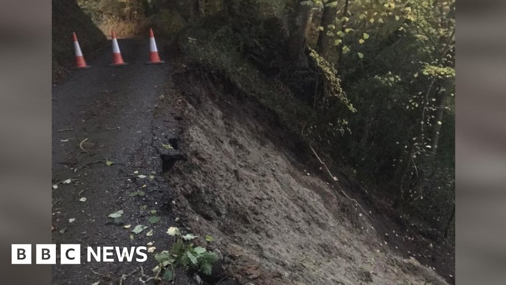 Weather: Heavy rain blamed for road collapse near Ruthin - BBC News