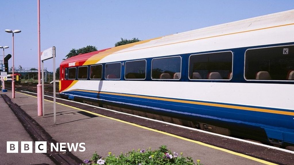 Train hits tree between Basingstoke and Farnborough - BBC News