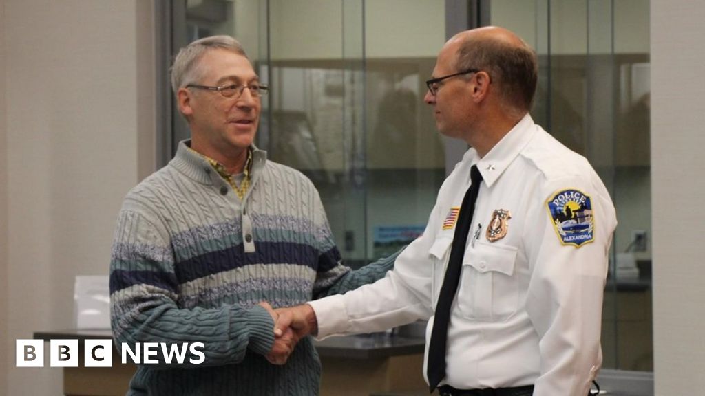 US kidnapping: Man gives $9,000 reward money to victim - BBC News