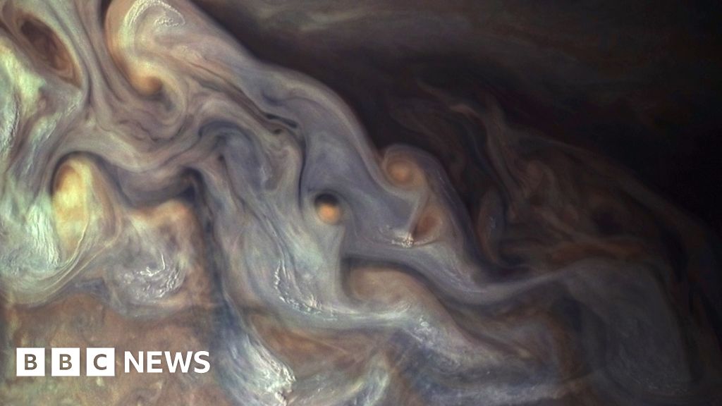 Juno peers below Jupiter's clouds - BBC News