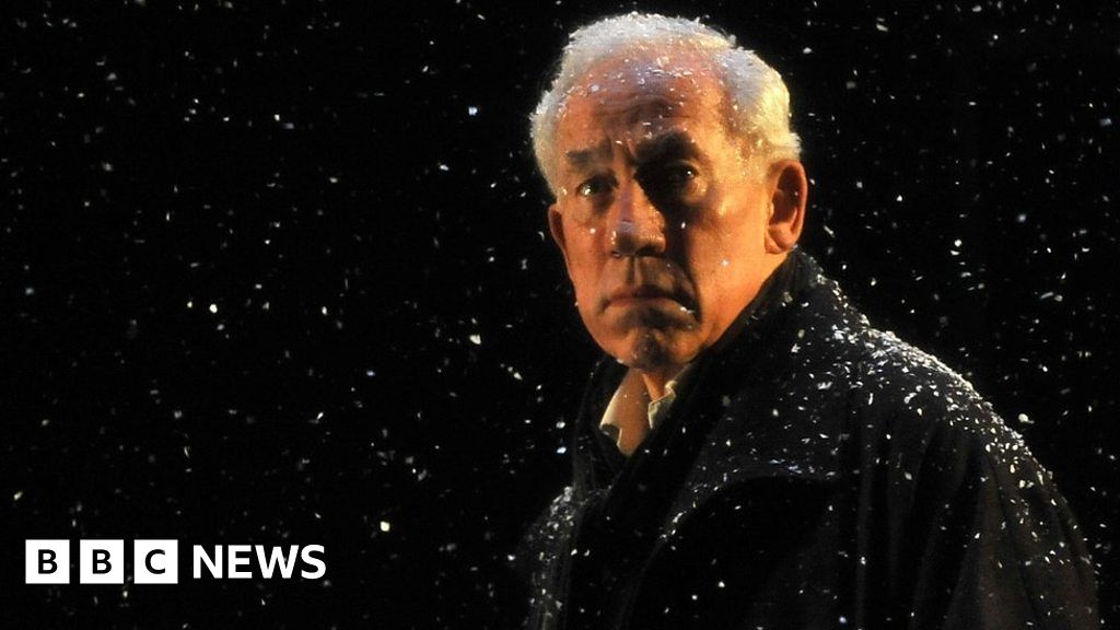 Actor Simon Callow performs A Christmas Carol - BBC News