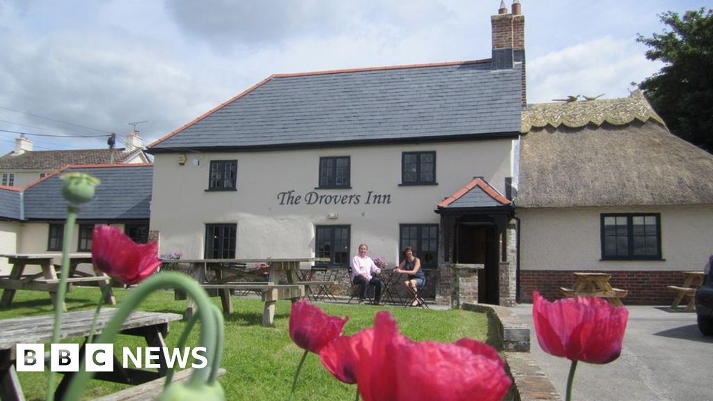 Drovers Inn: Gussage All Saints' villagers reopen pub - BBC News
