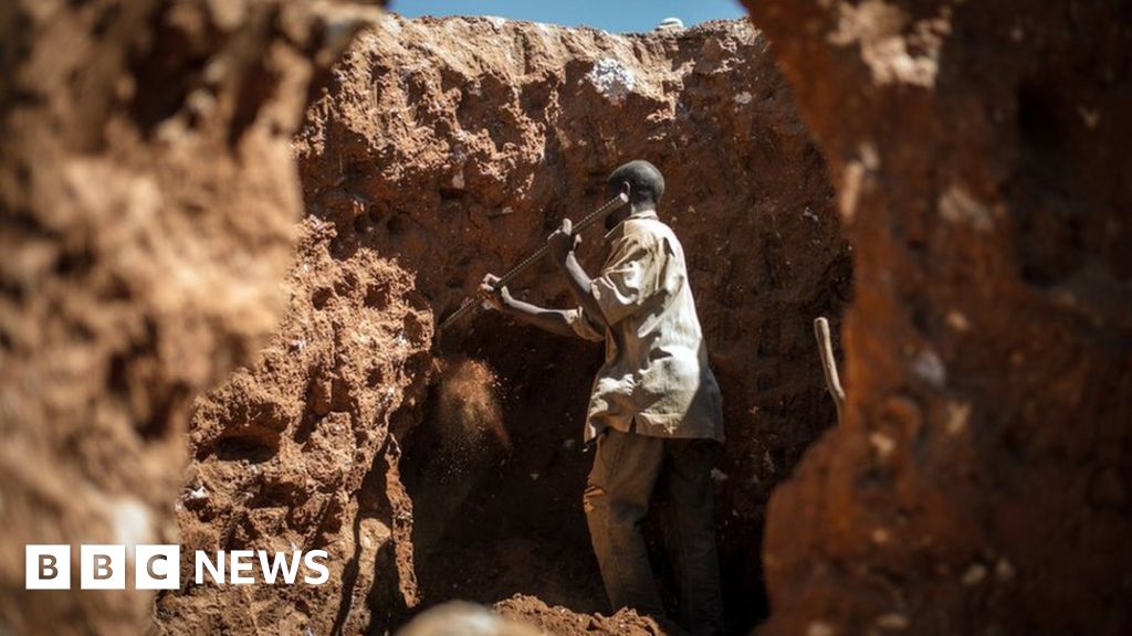 DR Congo signs new mining law despite companies' opposition - BBC News
