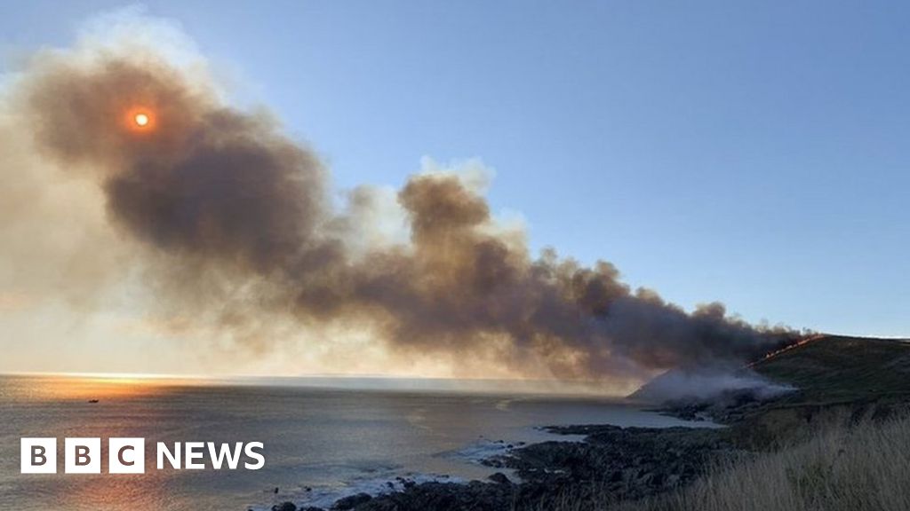 Baggy Point fire Devon tackled by fire brigade - BBC News