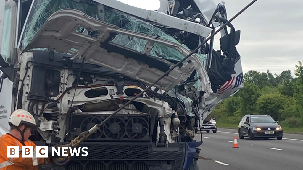 Worcestershire M5 lorry crash causes tailbacks Worcestershire M5 lorry crash causes tailbacks