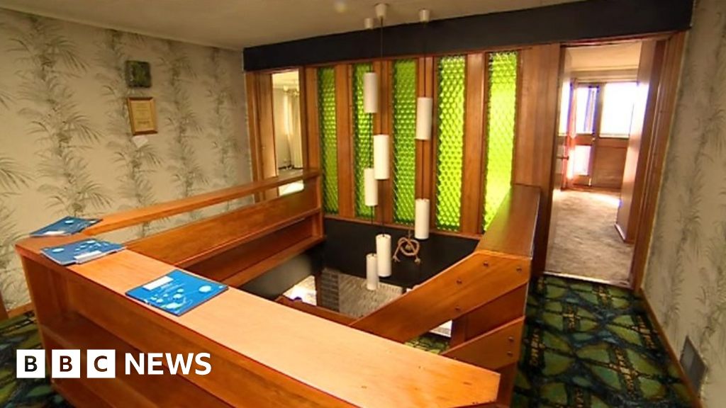 Time-warp 1960s home in Great Barr to be auctioned - BBC News