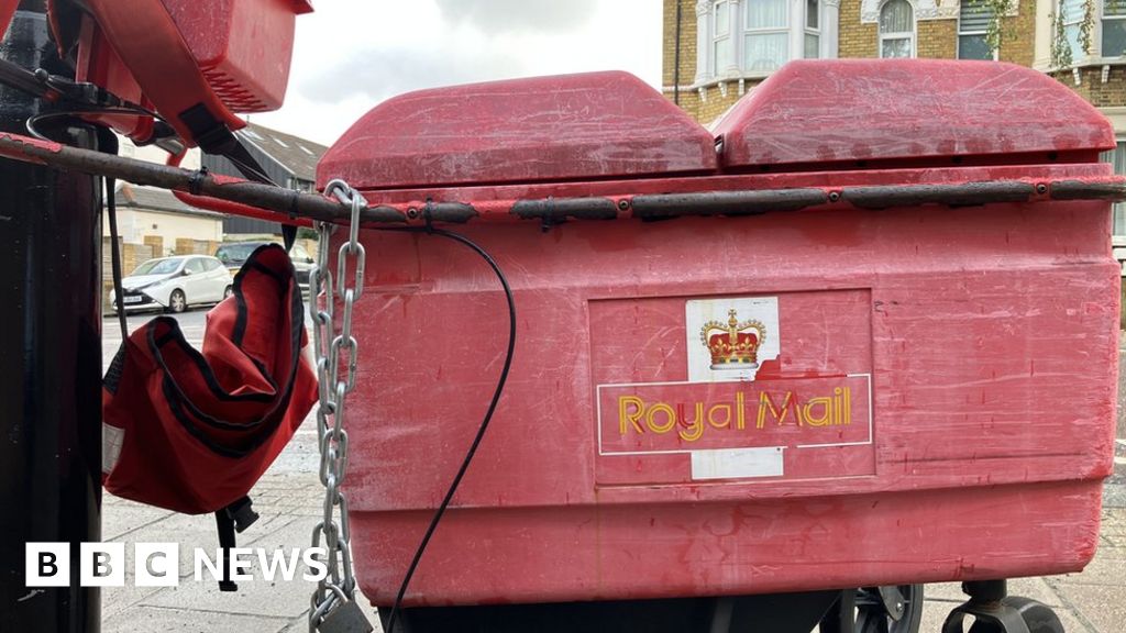 East Dulwich residents still waiting for regular postal service - BBC News