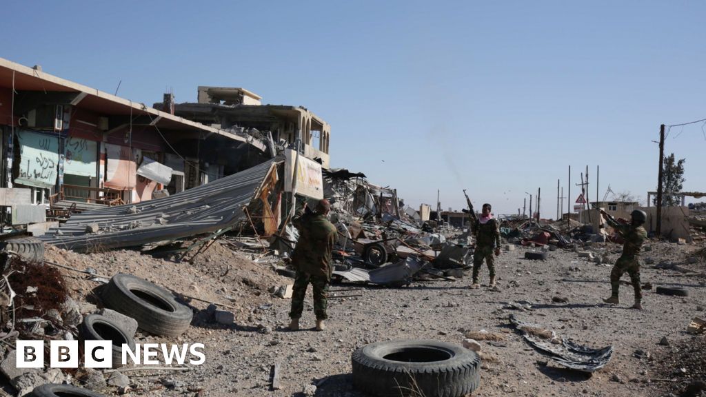Battle for Sinjar: IS-held town in Iraq 'liberated' - BBC News