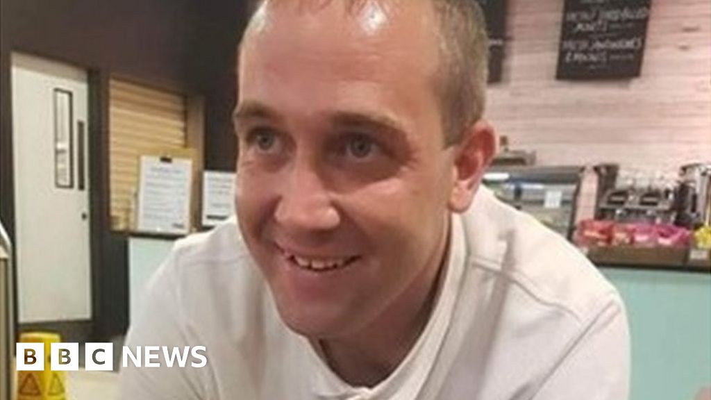 Blackpool crash: Family pay tribute to e-scooter rider - BBC News