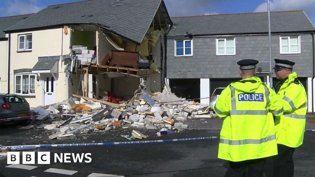 Cornwall house explosion 'treated as suspicious' - BBC News