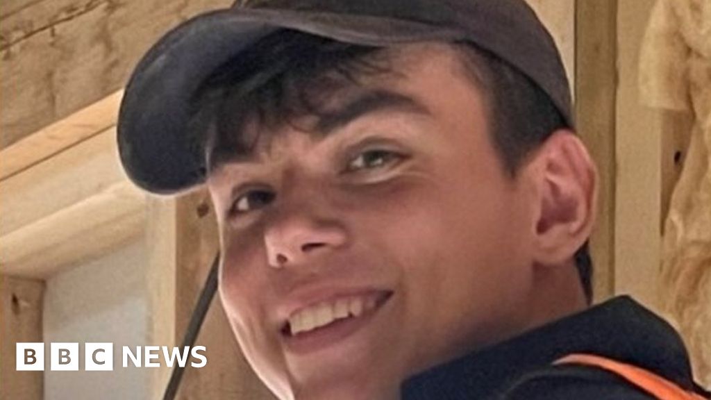 Romsey: Tribute to George Dillon,19, killed in crash - BBC News