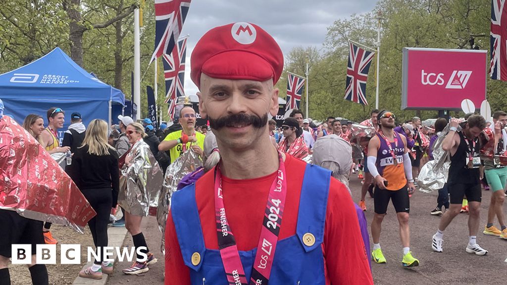 Lincolnshire man sets marathon record dressed as Mario