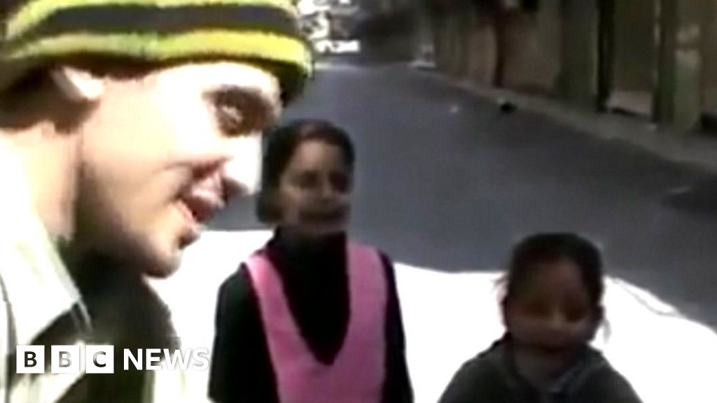 Pianist Ayham al-Ahmad performs with children in the camp - BBC News