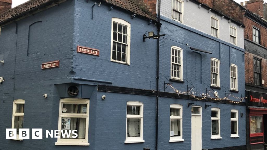 Newark council sees red over blue pub makeover - BBC News