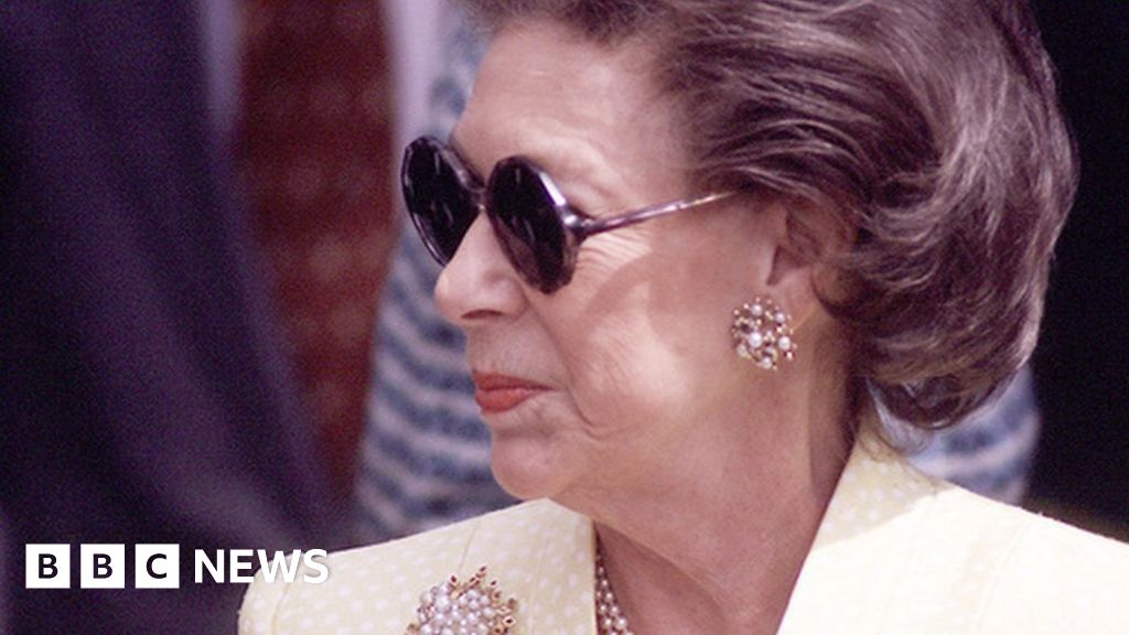 Prize for 'unconventional' royal biography - BBC News