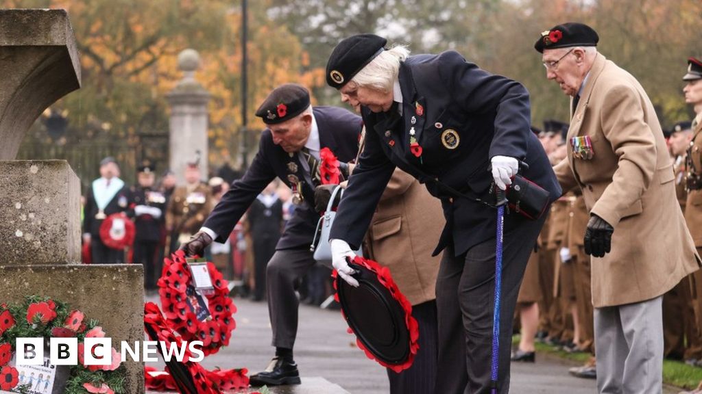 Remembrance Sunday events held in Yorkshire and Lincolnshire - BBC News