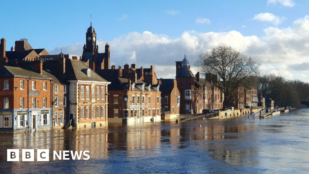 York flood defences deployed after rising River Ouse levels - BBC News