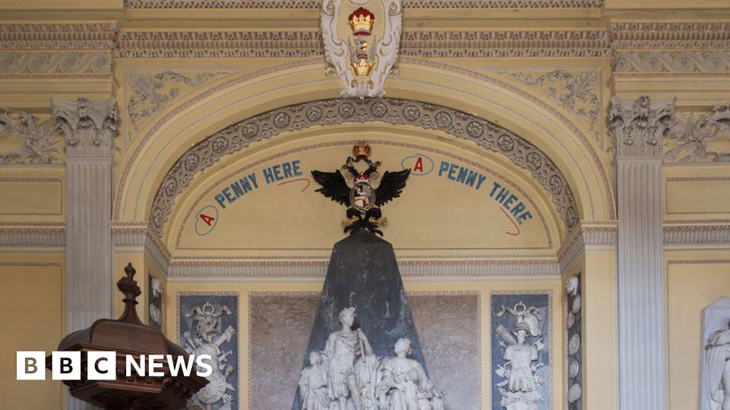 Lawrence Weiner shows text art at Blenheim Palace - BBC News