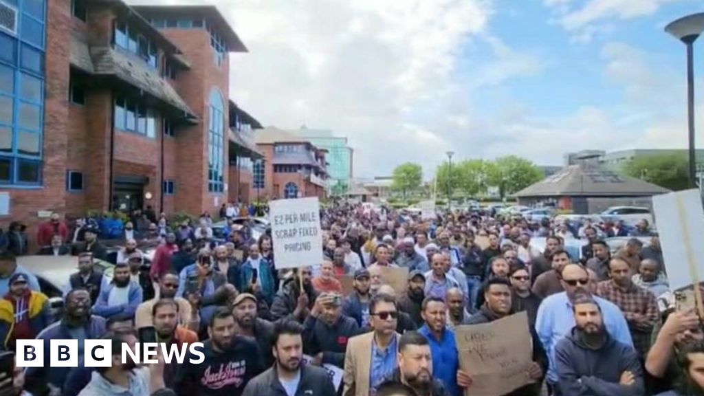 Uber drivers stage a second Birmingham protest over pay - BBC News