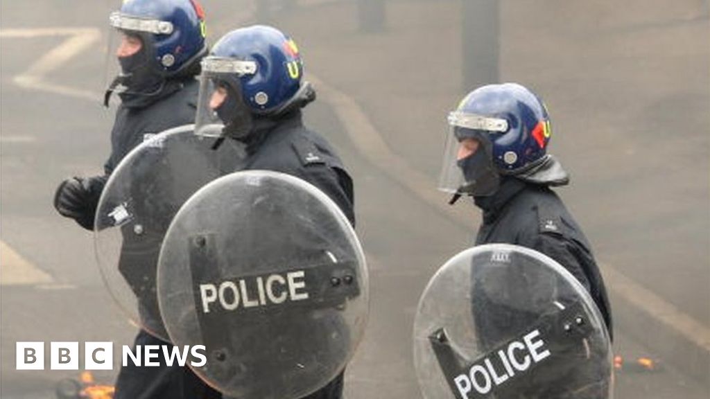 Policeman's groin injury complaint secures new kit - BBC News