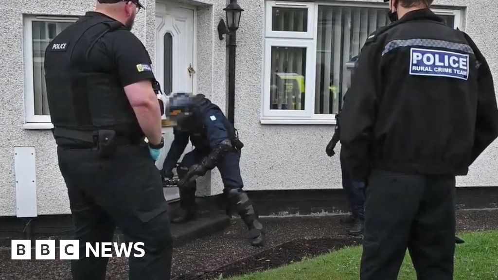 Historic England thefts: Two more held over stolen artefacts - BBC News