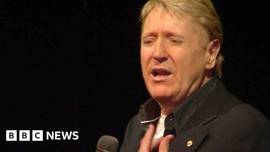 Joe Longthorne dies at Blackpool home - BBC News