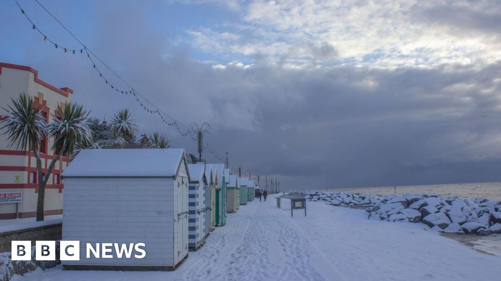 Snow scenes: Wintry photographs from across England - BBC News