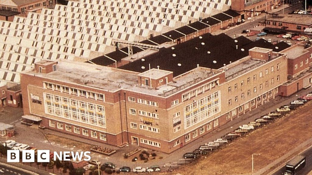 New heritage panels aim to bring Leicester's history to life - BBC News