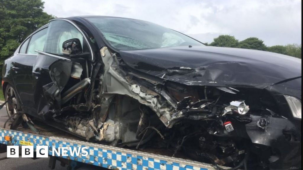 A40 near Narberth reopens after two-vehicle crash - BBC News