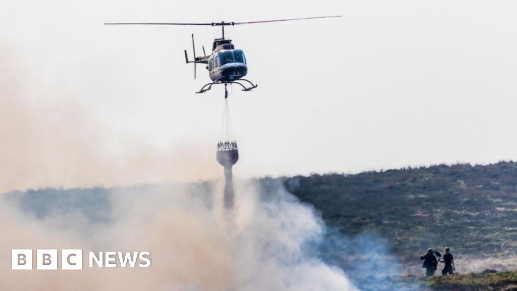 Helicopter drops water on huge Peak District fire - BBC News