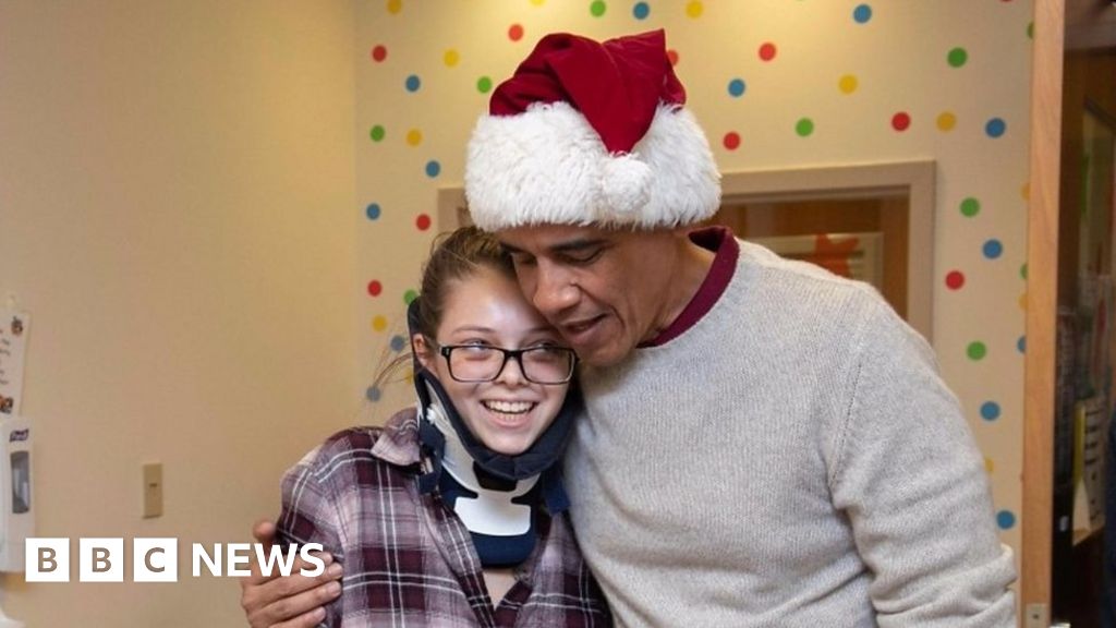Obama plays Santa at children's hospital in Washington - BBC News