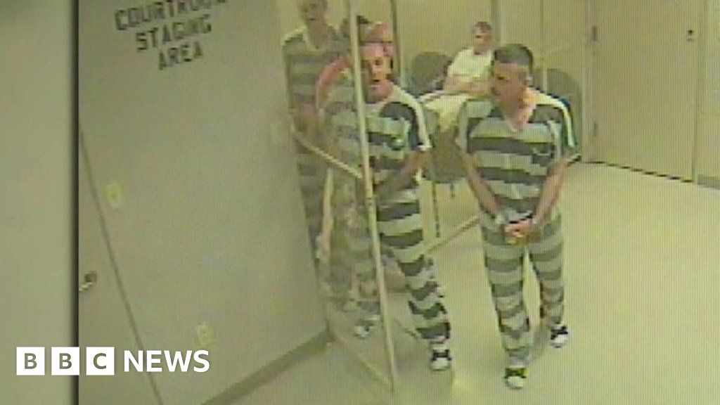 CCTV of Texas prisoners breaking out to save guard - BBC News
