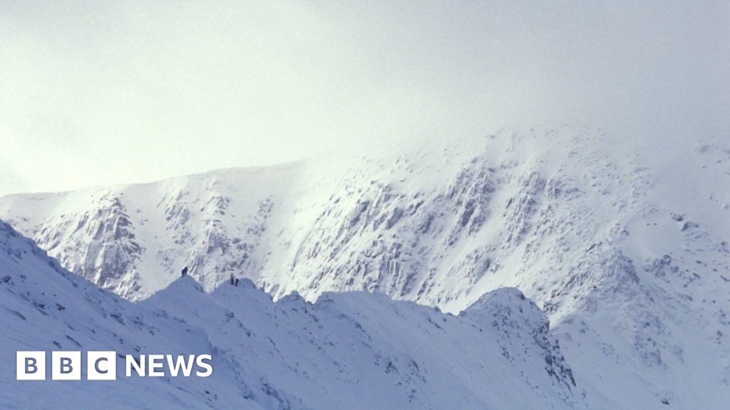 Man survives 500ft Helvellyn fall - BBC News