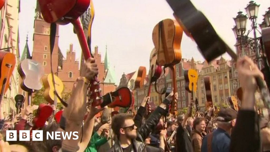 Thousands of Jimi Hendrix fans beat world record - BBC News