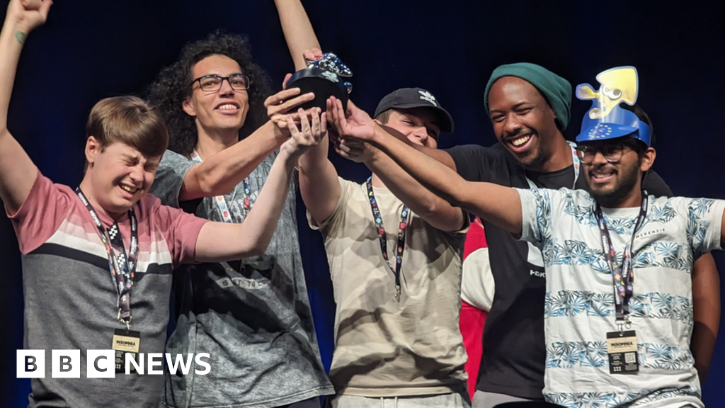 Coventry teen looks to lead team to European eSports glory - BBC News